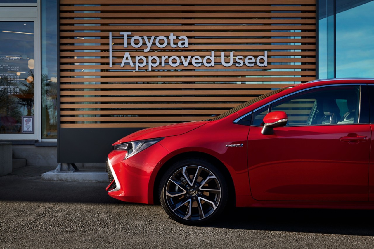 Запознайте се с новият Camry Hybrid | Toyota България