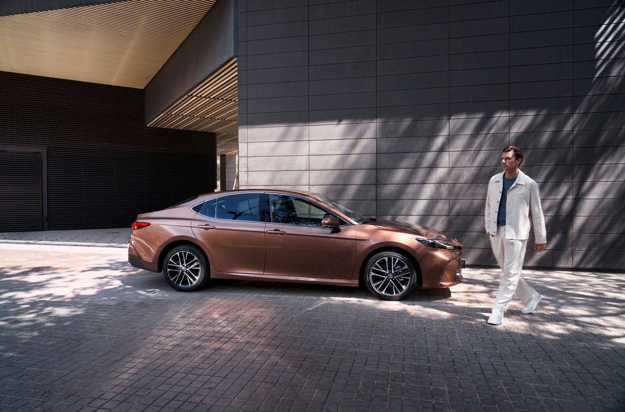 Запознайте се с Toyota Camry Hybrid | Toyota България